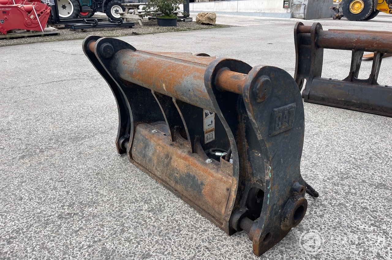 Caterpillar 950 / 962 quick coupler (Caterpillar to Volvo connection ...